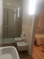 Quarto Duplo, vista para o jardim | Duche na casa de banho