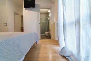 Quarto Duplo Familiar, vista para o jardim | Secretária, Wi-fi grátis, roupa de cama fornecida 