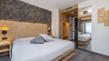 Cofre no quarto, com mobília individualizada, secretária