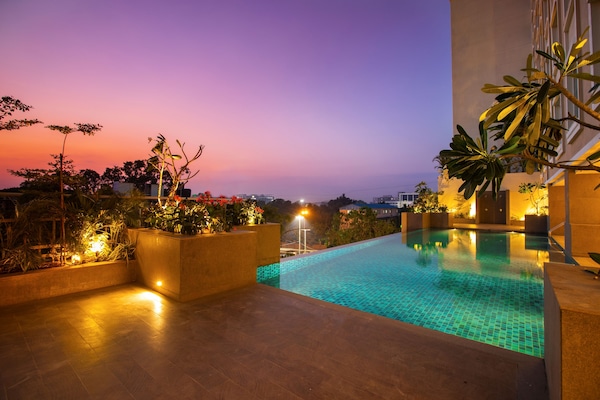 Piscina exterior, guarda-sóis, espreguiçadeiras