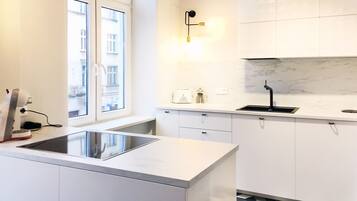 Suite Design, várias camas, não fumadores, Vista para a cidade | Cozinha privada | Um frigorífico/congelador grande, um micro-ondas, uma placa de cozinha
