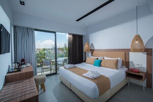 Quarto casal (Plus) | Cofres nos quartos, individualmente mobiliados, escrivaninha