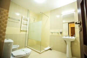 Suite Familiar, não fumadores, varanda | Casa de banho | Um polibã, artigos de higiene pessoal grátis, um secador de cabelo