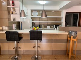 Apartamento luxo, 1 quarto, para não fumantes | Cozinha privada | Geladeira grande, fogão, cooktop, cafeteira/chaleira