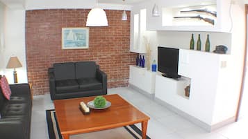 Apartamento Deluxe, 1 quarto, não fumadores | Sala de estar | TV de ecrã plano