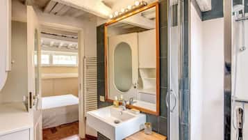 Apartamento, 1 quarto, terraço | Casa de banho | Um polibã, um chuveiro fixo, um secador de cabelo, um bidé