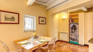 Apartamento, 1 quarto, terraço | Sala de estar | TV de ecrã plano