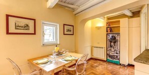 Apartamento, 1 quarto, terraço | Sala de estar | TV de ecrã plano 