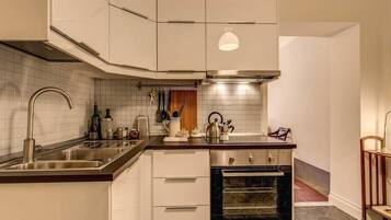 Apartamento, 1 quarto | Kitchenette privada | Um frigorífico, um forno, uma placa de cozinha, utensílios de cozinha