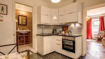 Apartamento, 1 quarto | Kitchenette privada | Um frigorífico, um forno, uma placa de cozinha, utensílios de cozinha