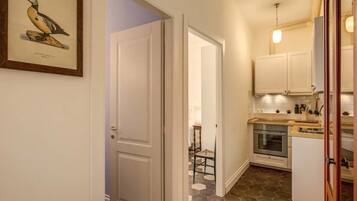 Apartamento, 1 quarto | Kitchenette privada | Um frigorífico, um forno, uma placa de cozinha, utensílios de cozinha