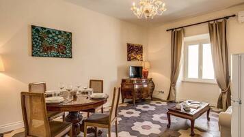 Apartamento, 1 quarto | Refeições no quarto