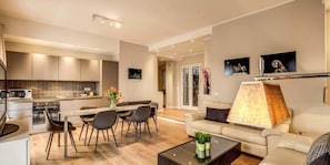 Apartamento, 3 quartos | Sala de estar | TV de ecrã plano 