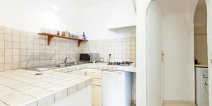 Apartamento, 1 quarto | Kitchenette privada | Um frigorífico, uma placa de cozinha, utensílios de cozinha 
