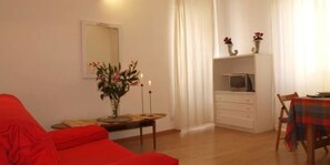 Apartamento, 1 quarto | Sala de estar | Televisor 