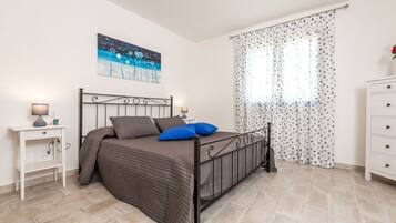 Com mobília individualizada, secretária, cortinas/cortinados opacos