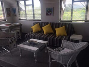 Apartamento Familiar, 2 quartos, vista para o lago (The Loft) | Sala | Smart TV de 42 polegadas com canais via satélite, televisor