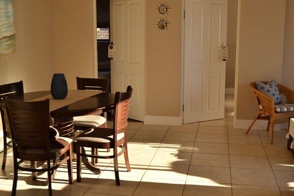 Apartamento Familiar, 2 quartos | Refeições no quarto