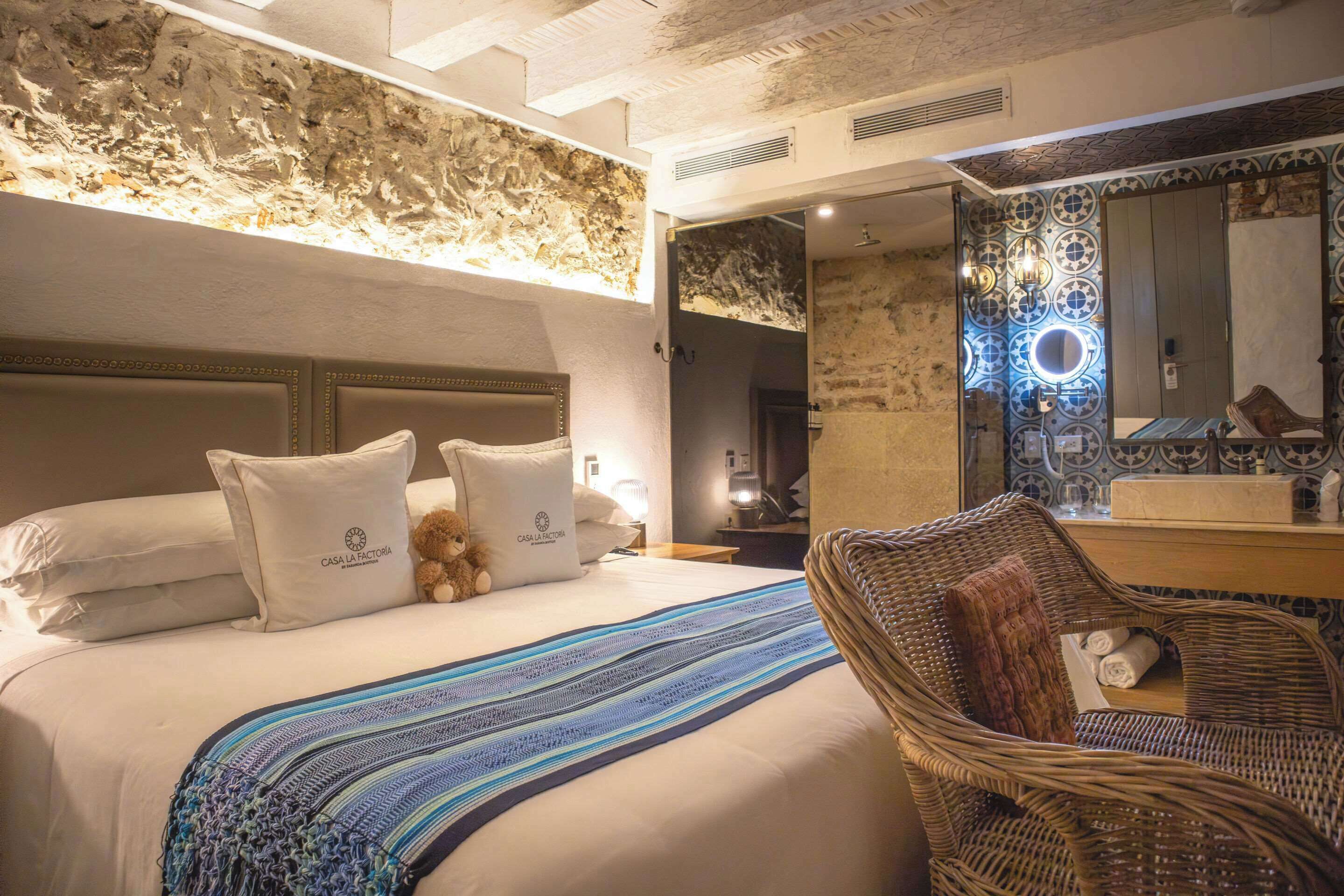 Quarto, 1 cama king-size, não fumadores, vista para a piscina | Roupa de alta qualidade, minibar, cofre com capacidade para portátil 