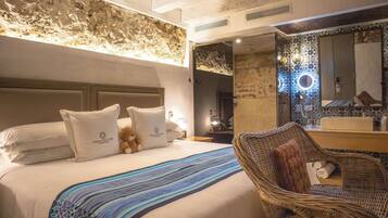 Quarto, 1 cama king-size, não fumadores, vista para a piscina | Roupa de alta qualidade, minibar, cofre com capacidade para portátil