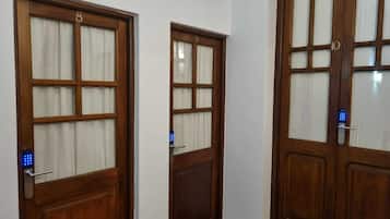 Minibar, cofre no quarto, Wi-fi grátis, roupa de cama fornecida