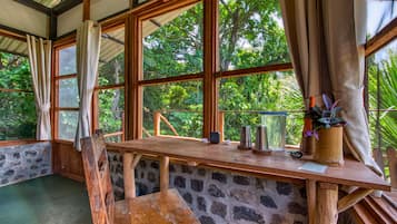 Loft Comfort, vista para o lago, junto ao jardim | Cofre no quarto, com decoração personalizada