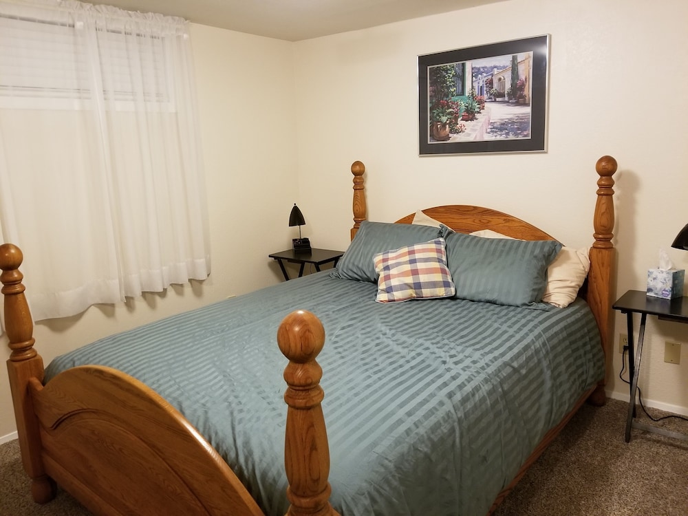 Country Feel, W/ All Amenities, Close To Winery, Restaurants, Shops, & Freeway! - Tacoma, WA