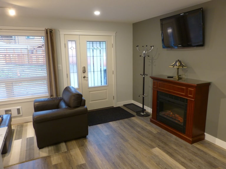 Motorcycle And Bicycle Friendly. Home Of The World Famous Crofton Seawalk. - Chemainus