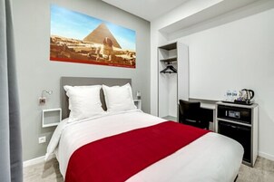 Quarto casal standard, 1 cama Queen, para não fumantes | Individualmente decorados, individualmente mobiliados, escrivaninha