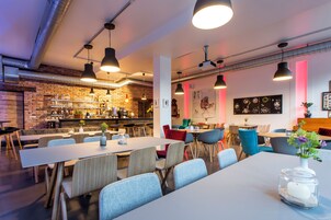 Café da manhã com buffet grátis todos os dias