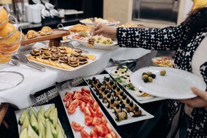 Café da manhã com buffet grátis todos os dias