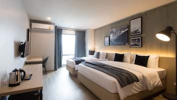 Quarto Triplo, não fumadores | Com decoração personalizada, secretária, cortinas/cortinados opacos