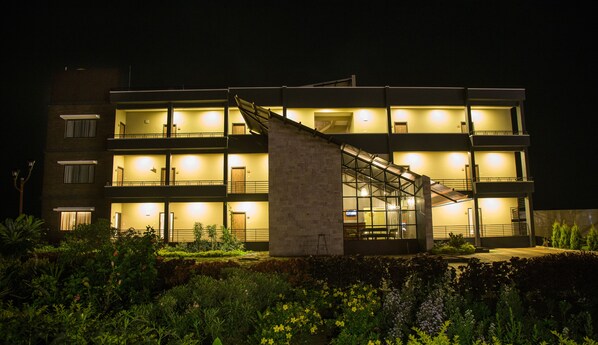 Fachada do alojamento (tarde/noite)