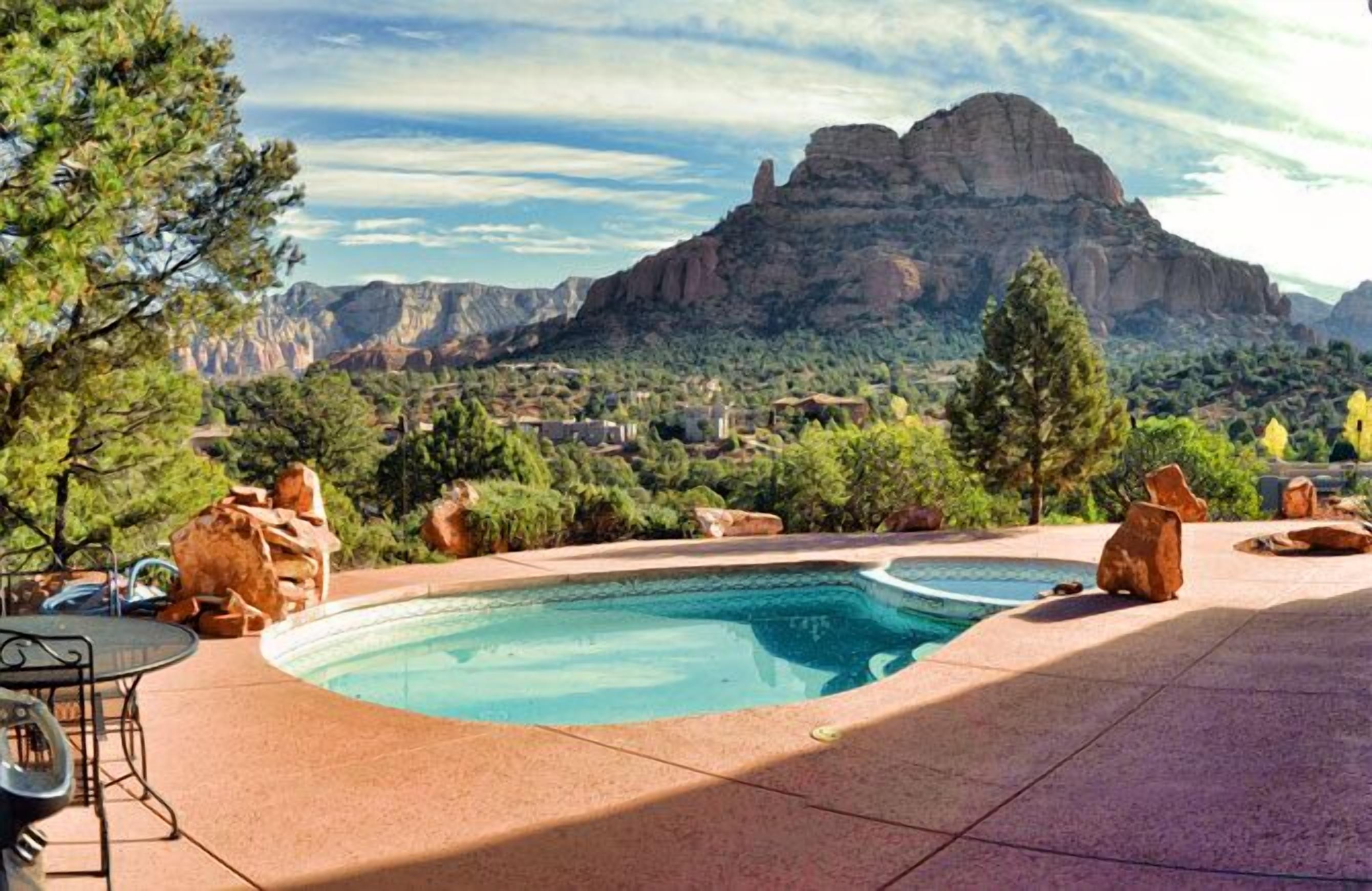 Red Rock VIEWS, Pool & Spa, Pool Table, Perfect retreat - 5 Bedroom ...