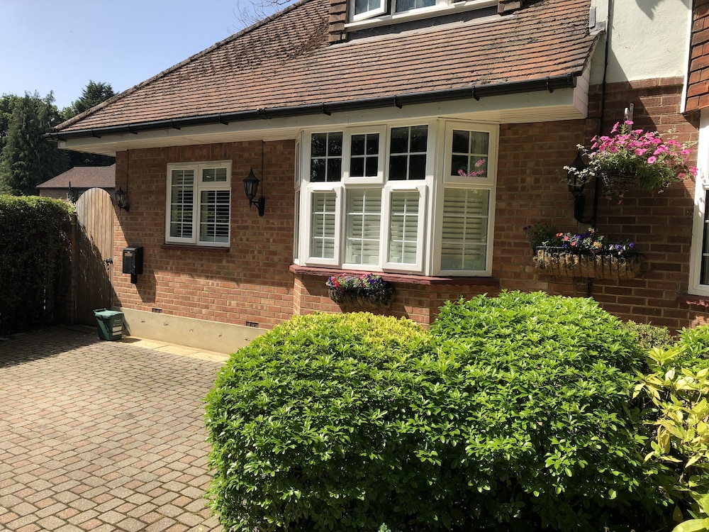 1 Bedroom Self-contained Annex/apartment Near West Byfleet Station - Woking