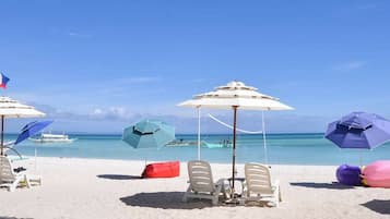 Uma praia privada, praia de areia branca, toldos de praia gratuitos