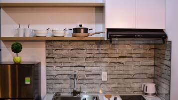 Geladeira, micro-ondas, chaleira elétrica