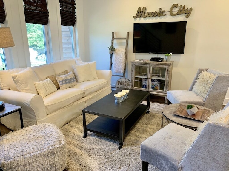 Nashville Fav! Private Garage & Close To Broadway - Nashville, TN