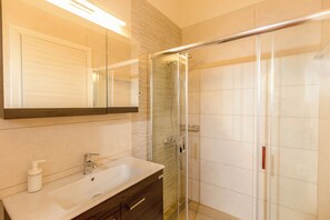 Quarto Triplo Clássico (AYLA) | Casa de banho | Um polibã, um chuveiro fixo, artigos de higiene pessoal grátis 