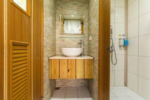 Um polibã, artigos de higiene pessoal grátis, um secador de cabelo