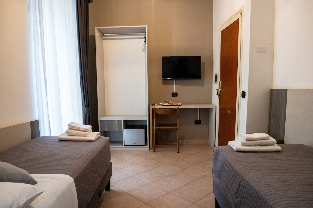 Quarto duplo | Roupas de cama premium, quartos à prova de som, Wi-Fi de cortesia