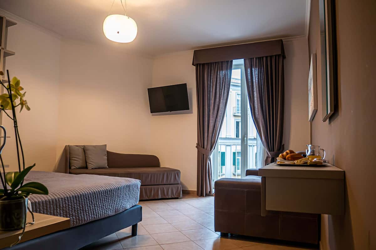 Quarto triplo | Roupas de cama premium, quartos à prova de som, Wi-Fi de cortesia