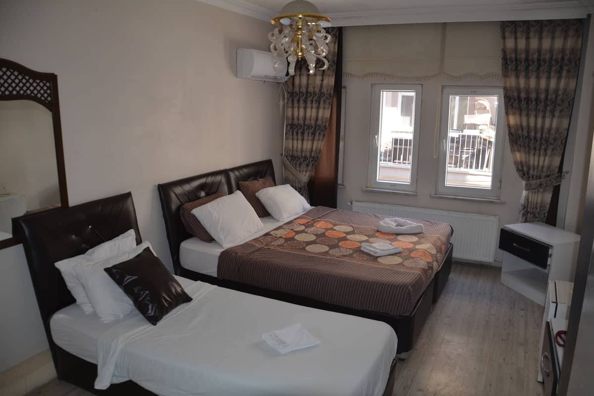Quarto triplo clássico, para não fumantes | Roupas de cama premium, escrivaninha, cortinas blackout