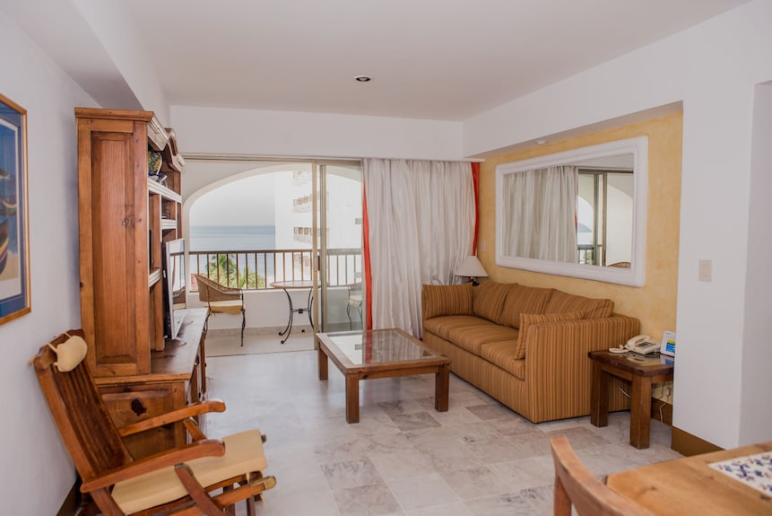 Condominio De 2 Dormitorios Frente Al Mar En Tesoro Hotel & Condo Resort - Ixtapa Zihuatanejo