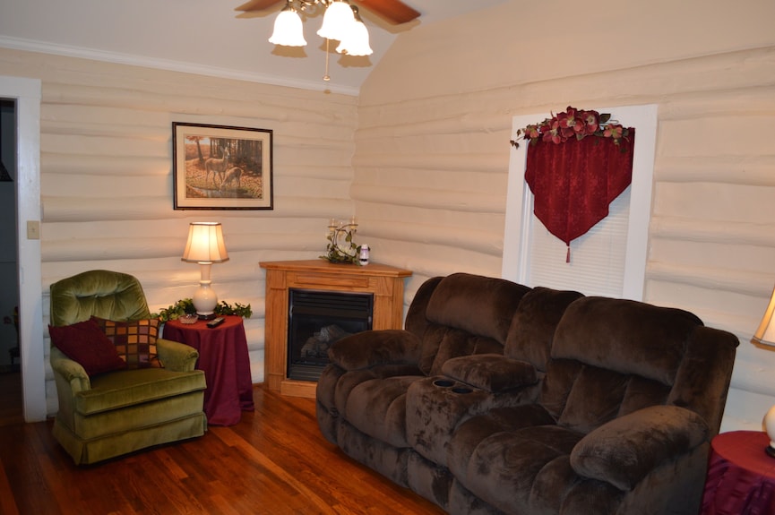 Quaint Historic Log Cabin Overlooking The James River. - Virginia