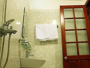 Um polibã, artigos de higiene pessoal grátis, um secador de cabelo 
