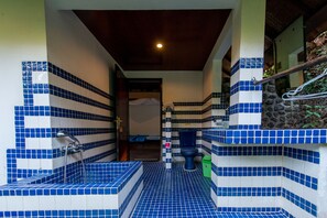 Quarto Clássico | Casa de banho | Uma combinação polibã/banheira, uma banheira de imersão total 