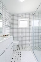 Bangalô luxo, várias camas, cozinha | Banheiro | Chuveiro, chuveiro com efeito de chuva, produtos de toalete grátis 