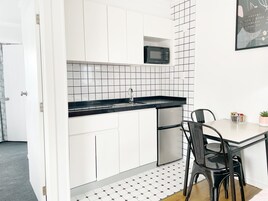 Bangalô luxo, várias camas, cozinha | Cozinha privada | Geladeira, micro-ondas, cooktop, chaleira elétrica