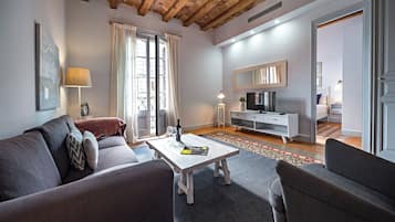 Apartamento Comfort, varanda | Sala de estar | Televisor